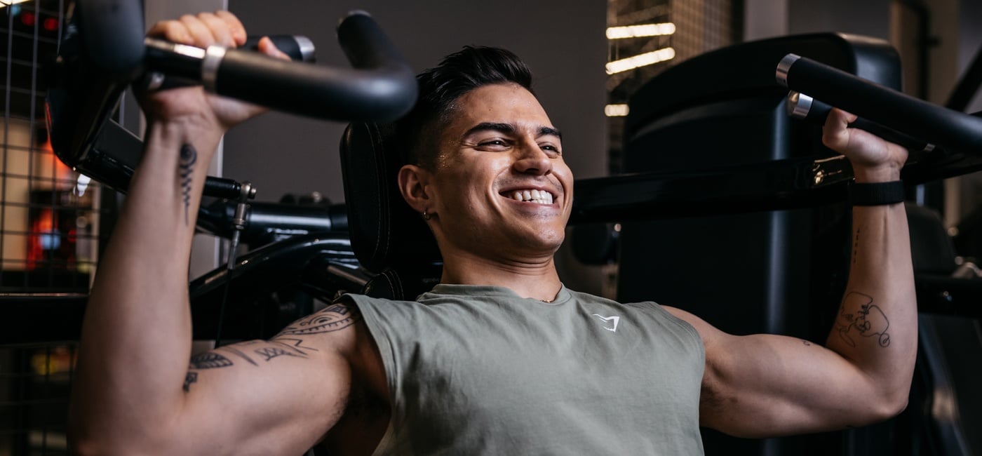 Brustübungen im Gym: Hanteln & Geräte richtig einsetzen